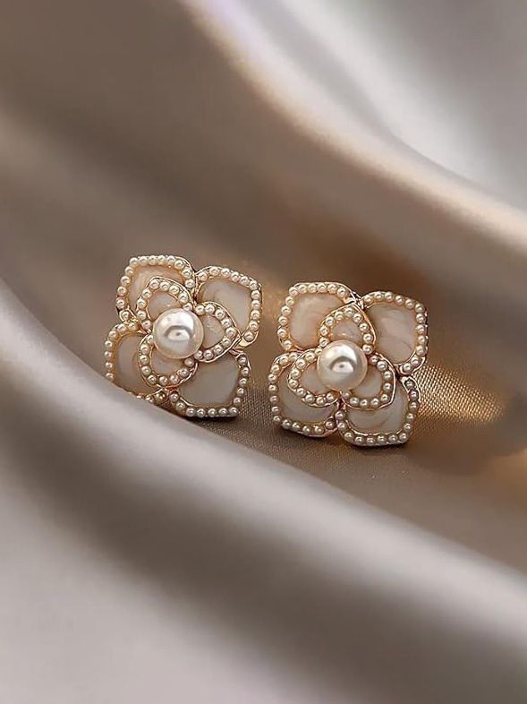 RADIANT DEWFLOWER - GOLDEN ENAMELLED STUDS (WHITE)